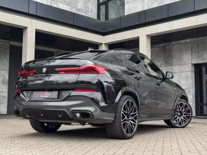 Black BMW X6 2020 in Riga, with an engine capacity of 3.00 L and mileage of 92 thousand km for 55900 €, photo 5 on AUTOMOTO.COM.LV