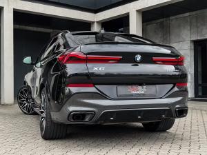 Black BMW X6 2020 in Riga, with an engine capacity of 3.00 L and mileage of 92 thousand km for 55900 €, photo 7 on AUTOMOTO.COM.LV