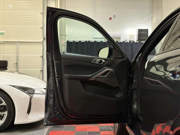 Black BMW X6 2020 in Vilnius, with an engine capacity of 3.00 L and mileage of 145 thousand km for 53500 €, photo 10 on AUTOMOTO.COM.LV