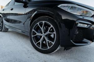 Black BMW X6 2021 in Vilnius, with an engine capacity of 2.99 L and mileage of 120 thousand km for 54898 €, photo 12 on AUTOMOTO.COM.LV