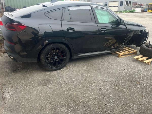 Black BMW X6 2023 in Marijampole, with an engine capacity of 2.99 L and mileage of 70 thousand km for 41950 €, photo 3 on AUTOMOTO.COM.LV