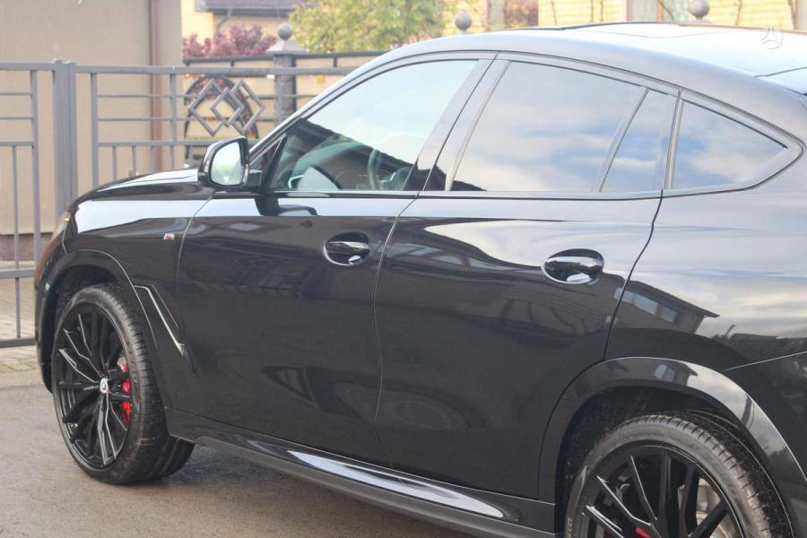 Black BMW X6 2023 in Vilnius, with an engine capacity of 4.40 L and mileage of 27 thousand km for 67000 €, photo 8 on AUTOMOTO.COM.LV
