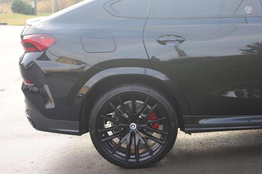 Black BMW X6 2023 in Vilnius, with an engine capacity of 4.40 L and mileage of 27 thousand km for 67000 €, photo 9 on AUTOMOTO.COM.LV