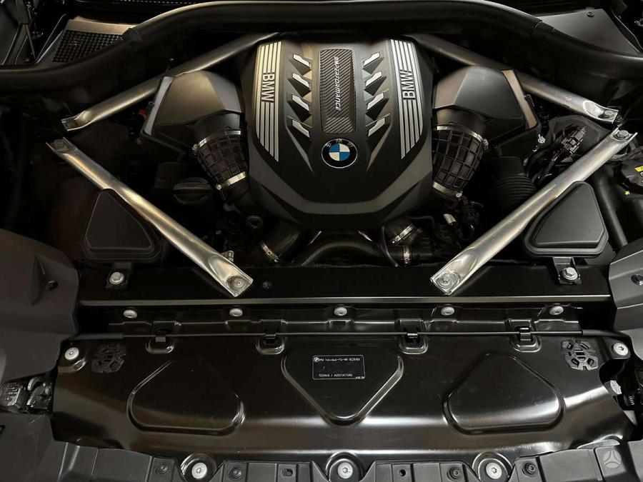 Black BMW X6 2023 in Vilnius, with an engine capacity of 4.40 L and mileage of 27 thousand km for 67000 €, photo 25 on AUTOMOTO.COM.LV