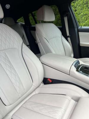 Black BMW X6 2023 in Vilnius, with an engine capacity of 3.00 L and mileage of 151 thousand km for 65000 €, photo 19 on AUTOMOTO.COM.LV