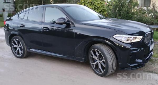 Black BMW X6 2023 in Riga, with an engine capacity of 3.00 L and mileage of 42 thousand km for 59640 €, photo 4 on AUTOMOTO.COM.LV