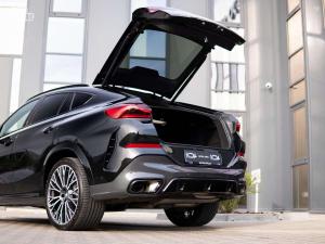 Black BMW X6 2024 in Marijampole, with an engine capacity of 3.00 L and mileage of 28 thousand km for 79950 €, photo 15 on AUTOMOTO.COM.LV