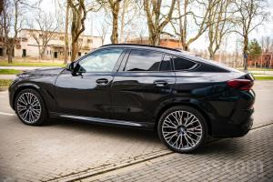 Black BMW X6 2024 in Liepaja, with an engine capacity of 3.00 L and mileage of 33 thousand km for 86900 €, photo 5 on AUTOMOTO.COM.LV