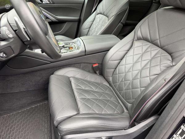 Black BMW X6 2024 in Kaunas, with an engine capacity of 3.00 L and mileage of 37 thousand km for 87500 €, photo 6 on AUTOMOTO.COM.LV