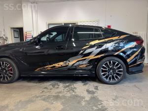 BMW X6 2026 in Riga on AUTOMOTO.COM.LV Black BMW X6 2026 in Riga, with an engine capacity of 3.00 L and mileage of 14 thousand km for 87000 €, photo 1 on AUTOMOTO.COM.LV