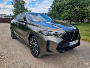 Brūns BMW X6 2025 Prienai, ar dzinēja tilpumu 3.00 L un nobraukumu 16 tūkst. km par 82500 €, foto  vietnē AUTOMOTO.COM.LV