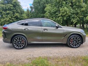 Brūns BMW X6 2025 Prienai, ar dzinēja tilpumu 3.00 L un nobraukumu 16 tūkst. km par 82500 €, foto 4 vietnē AUTOMOTO.COM.LV