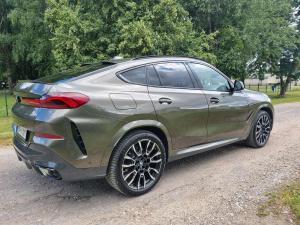 Brūns BMW X6 2025 Prienai, ar dzinēja tilpumu 3.00 L un nobraukumu 16 tūkst. km par 82500 €, foto 5 vietnē AUTOMOTO.COM.LV