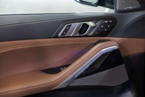 BMW X6 2023 in Vilnius, with an engine capacity of 4.40 L and mileage of 18 thousand km for 89771 €, photo 33 on AUTOMOTO.COM.LV