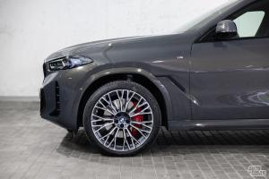 Grey BMW X6 2025 in Vilnius, with an engine capacity of 3.00 L and mileage of 13 thousand km for 84933 €, photo 5 on AUTOMOTO.COM.LV