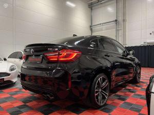 Black BMW X6 M 2015 in Vilnius, with an engine capacity of 4.40 L and mileage of 112 thousand km for 35800 €, photo 4 on AUTOMOTO.COM.LV