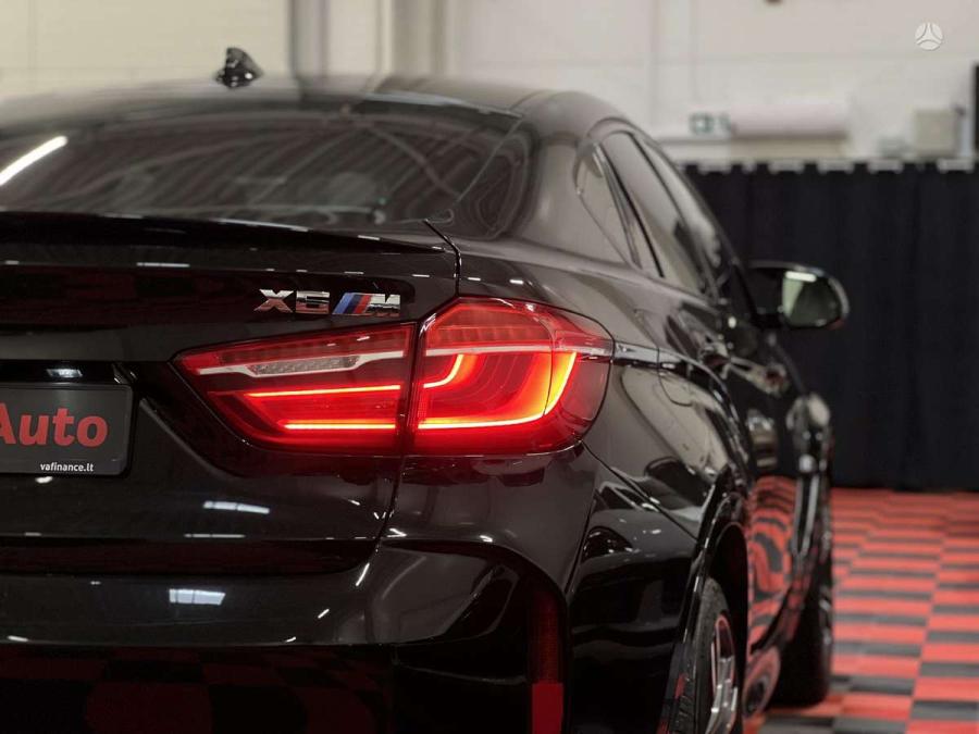Black BMW X6 M 2015 in Vilnius, with an engine capacity of 4.40 L and mileage of 112 thousand km for 35800 €, photo 10 on AUTOMOTO.COM.LV