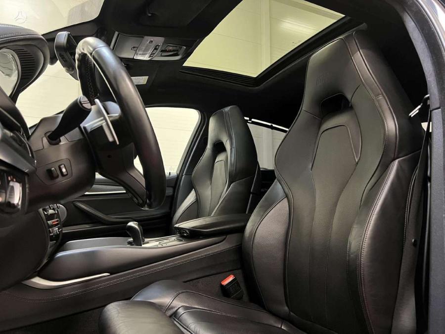 Black BMW X6 M 2015 in Vilnius, with an engine capacity of 4.40 L and mileage of 112 thousand km for 35800 €, photo 15 on AUTOMOTO.COM.LV