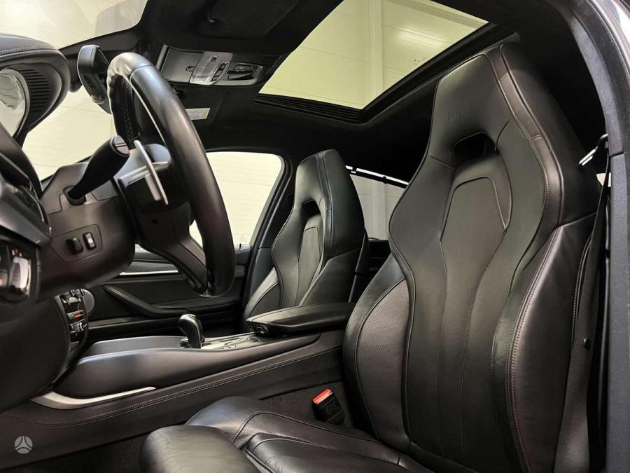 Black BMW X6 M 2015 in Vilnius, with an engine capacity of 4.40 L and mileage of 112 thousand km for 29990 €, photo 16 on AUTOMOTO.COM.LV