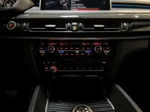 Black BMW X6 M 2015 in Vilnius, with an engine capacity of 4.40 L and mileage of 112 thousand km for 29990 €, photo 27 on AUTOMOTO.COM.LV
