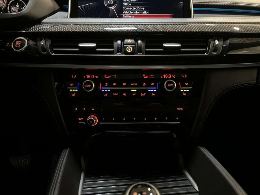 Black BMW X6 M 2015 in Vilnius, with an engine capacity of 4.40 L and mileage of 112 thousand km for 29990 €, photo 27 on AUTOMOTO.COM.LV