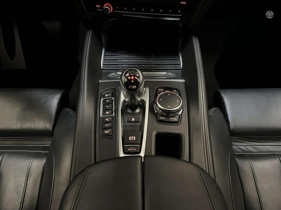 Black BMW X6 M 2015 in Vilnius, with an engine capacity of 4.40 L and mileage of 112 thousand km for 29990 €, photo 28 on AUTOMOTO.COM.LV