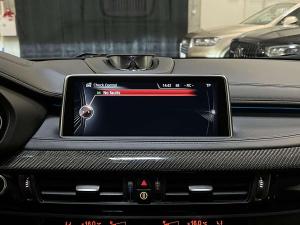 Black BMW X6 M 2015 in Vilnius, with an engine capacity of 4.40 L and mileage of 112 thousand km for 29990 €, photo 30 on AUTOMOTO.COM.LV