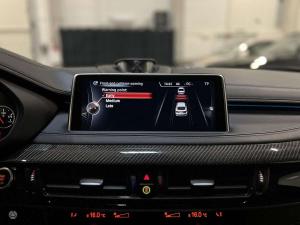 Black BMW X6 M 2015 in Vilnius, with an engine capacity of 4.40 L and mileage of 112 thousand km for 29990 €, photo 32 on AUTOMOTO.COM.LV