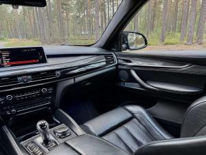 Grey BMW X6 M 2015 in Riga, with an engine capacity of 4.40 L and mileage of 180 thousand km for 28000 €, photo 13 on AUTOMOTO.COM.LV