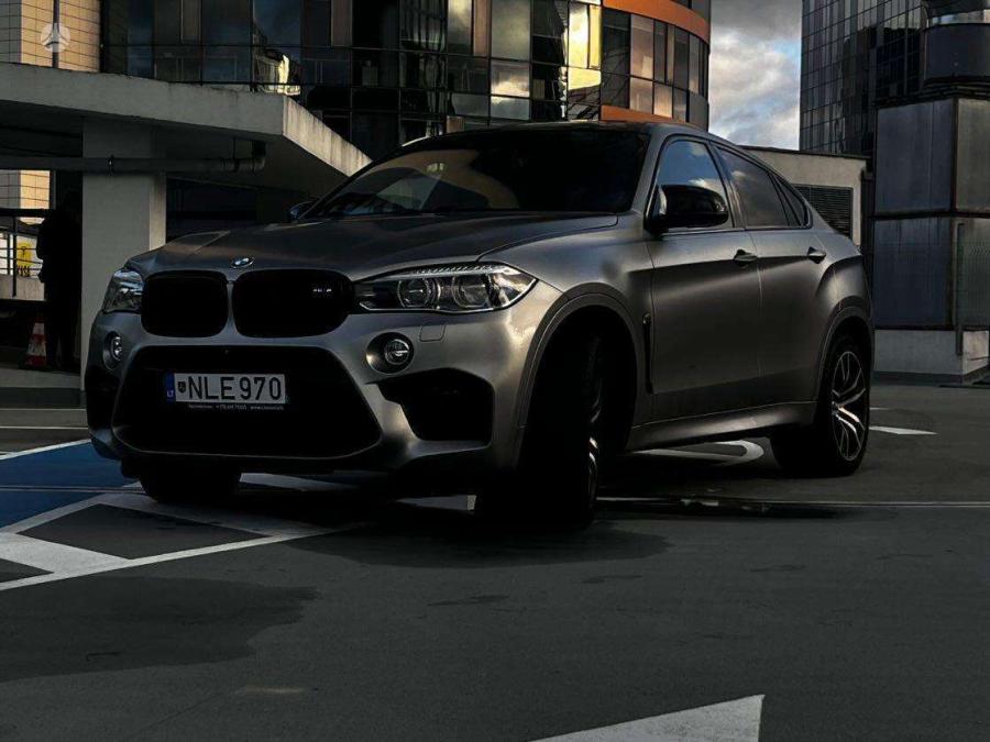 Grey BMW X6 M 2017 in Vilnius, with an engine capacity of 4.40 L and mileage of 68 thousand km for 34000 €, photo 3 on AUTOMOTO.COM.LV