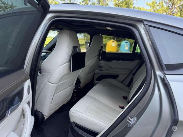 Pelēks BMW X6 M 2017 Alīta, ar dzinēja tilpumu 4.40 L un nobraukumu 136 tūkst. km par 24700 €, foto 10 vietnē AUTOMOTO.COM.LV