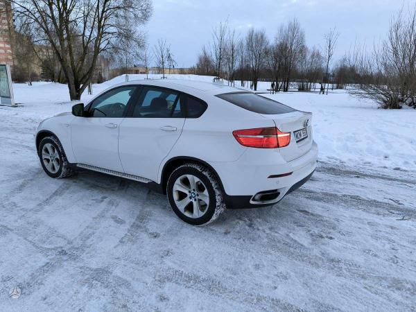 White BMW X6 2011 in Panevezys, with an engine capacity of 2.98 L and mileage of 260 thousand km for 12212 €, photo 2 on AUTOMOTO.COM.LV