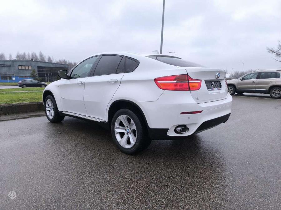 White BMW X6 2011 in Panevezys, with an engine capacity of 2.99 L and mileage of 244 thousand km for 11600 €, photo 9 on AUTOMOTO.COM.LV