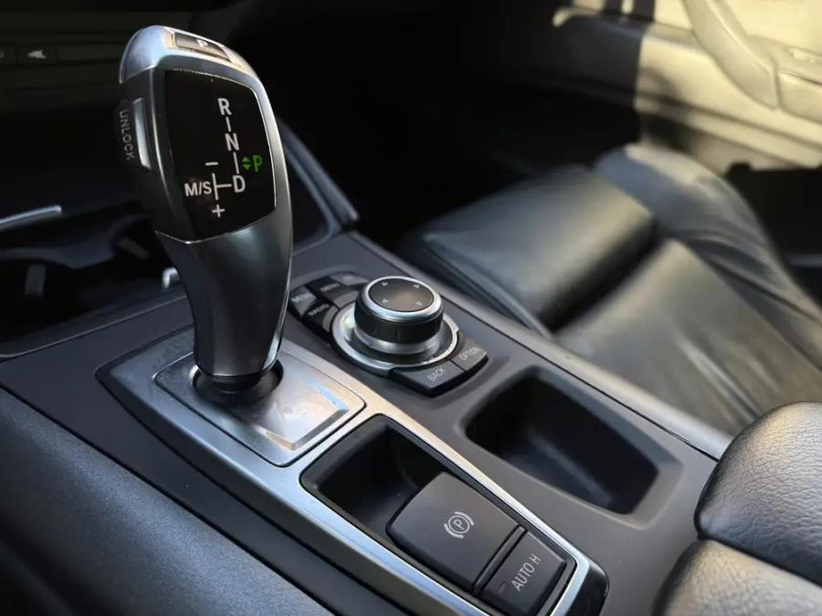 White BMW X6 2011 in Riga, with an engine capacity of 3.00 L and mileage of 235 thousand km for 11990 €, photo 19 on AUTOMOTO.COM.LV