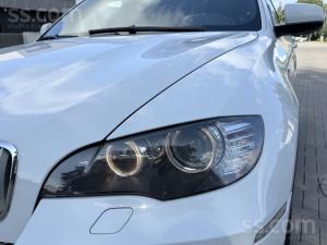 White BMW X6 2011 in Riga, with an engine capacity of 3.00 L and mileage of 312 thousand km for 11500 €, photo 13 on AUTOMOTO.COM.LV