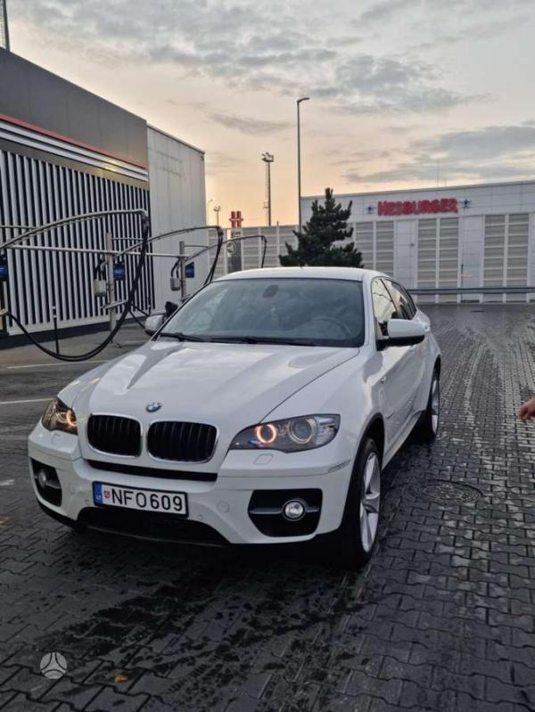 White BMW X6 2011 in Klaipeda, with an engine capacity of 2.99 L and mileage of 272 thousand km for 10000 €, photo 1 on AUTOMOTO.COM.LV