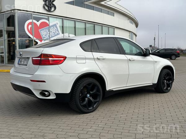 White BMW X6 2012 in Liepaja, with an engine capacity of 3.00 L and mileage of 312 thousand km for 11900 €, photo 6 on AUTOMOTO.COM.LV