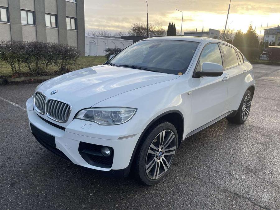White BMW X6 2013 in Panevezys, with an engine capacity of 2.99 L and mileage of 271 thousand km for 12800 €, photo 1 on AUTOMOTO.COM.LV