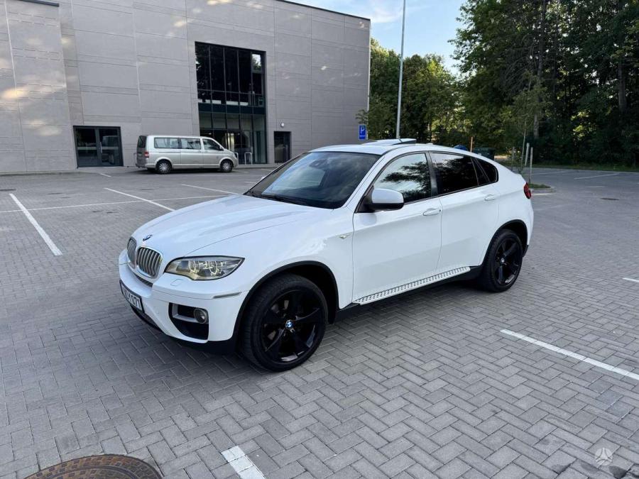 White BMW X6 2014 in Silute, with an engine capacity of 3.00 L and mileage of 278 thousand km for 14500 €, photo 3 on AUTOMOTO.COM.LV