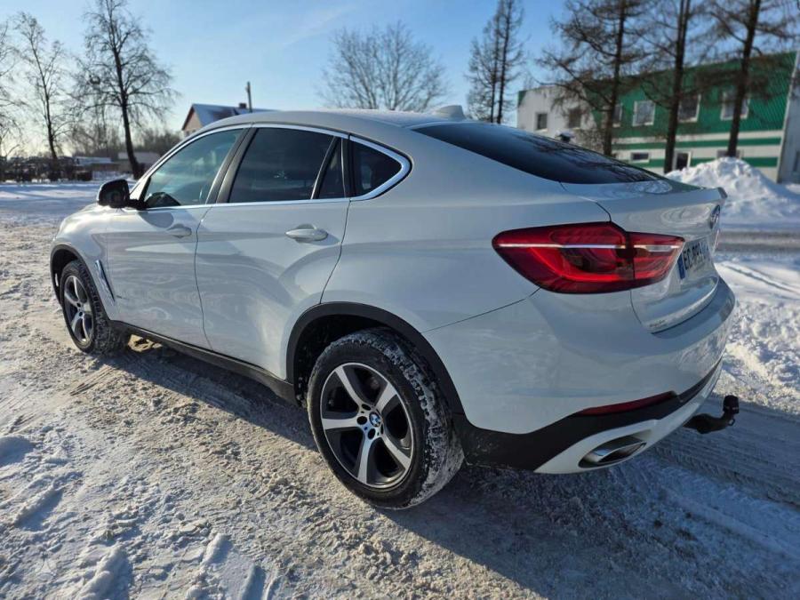 Balts BMW X6 2016 Tauragė, ar dzinēja tilpumu 2.99 L un nobraukumu 256 tūkst. km par 17900 €, foto 5 vietnē AUTOMOTO.COM.LV