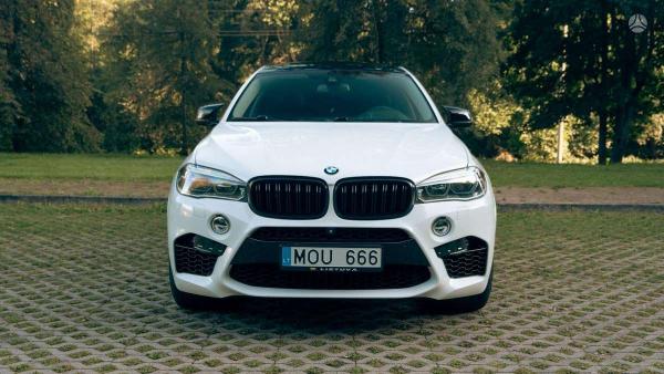 White BMW X6 2016 in Vilnius, with an engine capacity of 4.40 L and mileage of 131 thousand km for 28900 €, photo 2 on AUTOMOTO.COM.LV