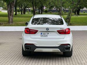White BMW X6 2016 in Klaipeda, with an engine capacity of 2.99 L and mileage of 196 thousand km for 22750 €, photo 5 on AUTOMOTO.COM.LV