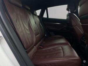 White BMW X6 2017 in Vilnius, with an engine capacity of 3.00 L and mileage of 201 thousand km for 23999 €, photo 10 on AUTOMOTO.COM.LV