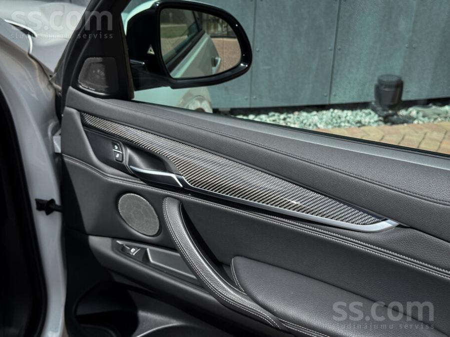 White BMW X6 2018 in Riga, with an engine capacity of 3.00 L and mileage of 232 thousand km for 25800 €, photo 17 on AUTOMOTO.COM.LV