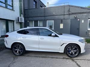White BMW X6 2020 in Riga, with an engine capacity of 3.00 L and mileage of 108 thousand km for 55750 €, photo 3 on AUTOMOTO.COM.LV