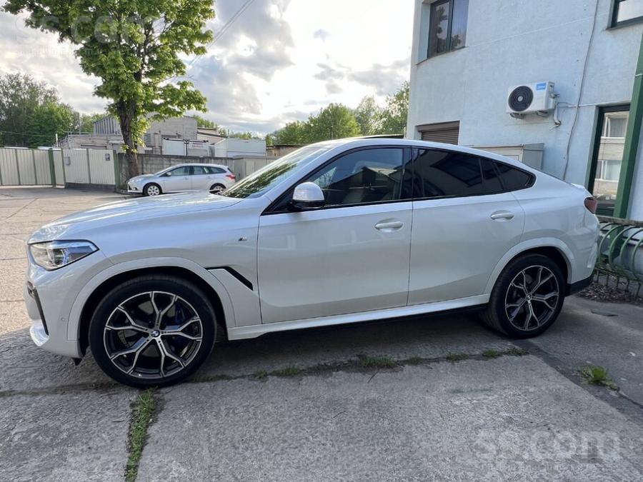 White BMW X6 2020 in Riga, with an engine capacity of 3.00 L and mileage of 108 thousand km for 55750 €, photo 5 on AUTOMOTO.COM.LV