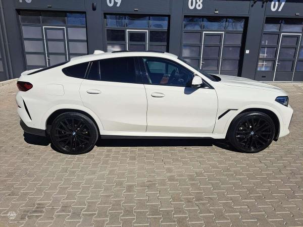 White BMW X6 2021 in Siauliai, with an engine capacity of 3.00 L and mileage of 55 thousand km for 41500 €, photo 3 on AUTOMOTO.COM.LV