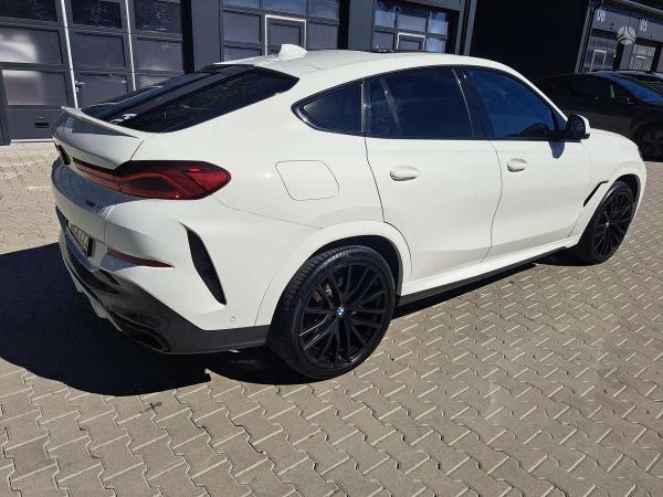 White BMW X6 2021 in Siauliai, with an engine capacity of 3.00 L and mileage of 55 thousand km for 41500 €, photo 4 on AUTOMOTO.COM.LV