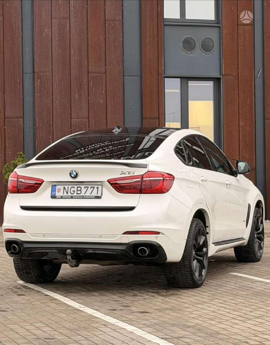 White BMW X6 2016 in Kaunas, with an engine capacity of 3.00 L and mileage of 153 thousand km for 24500 €, photo 6 on AUTOMOTO.COM.LV