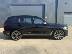 Black BMW X7 2019 in Taurage, with an engine capacity of 2.99 L and mileage of 200 thousand km for 42900 €, photo 6 on AUTOMOTO.COM.LV
